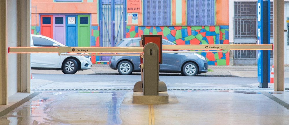 Les barrières automatiques Ditec Qik 7 assurent l'accès au parking de l ...